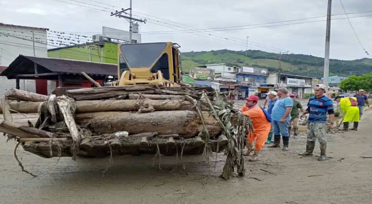 Desbordamiento del Río Socopó afecto zona comercial en Barinas - Banca ...