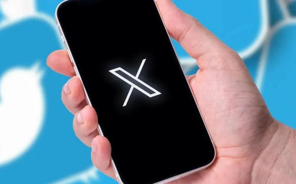 Elon Musk afirma que la red "X" es blanco de un "enorme ciberataque ...