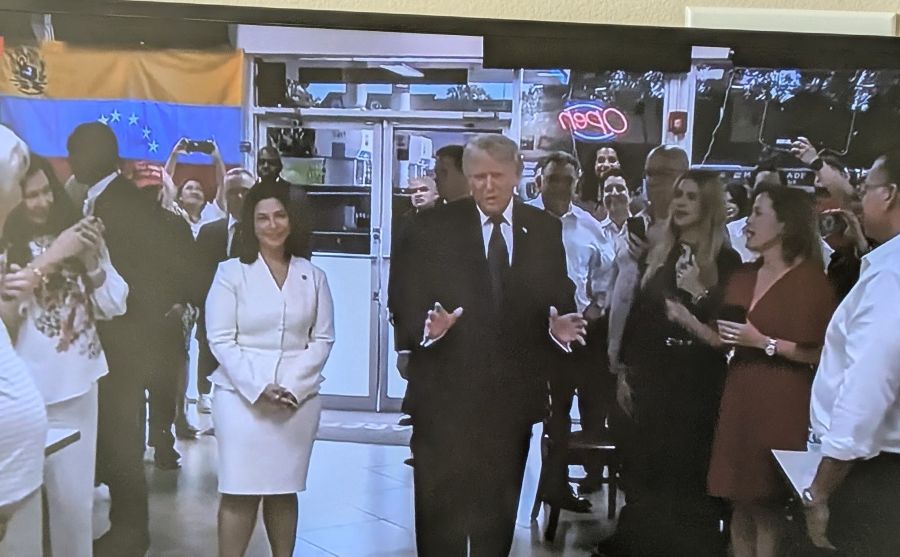 Trump visitó a El Arepazo de El Doral para saludar a sus "amigos ...